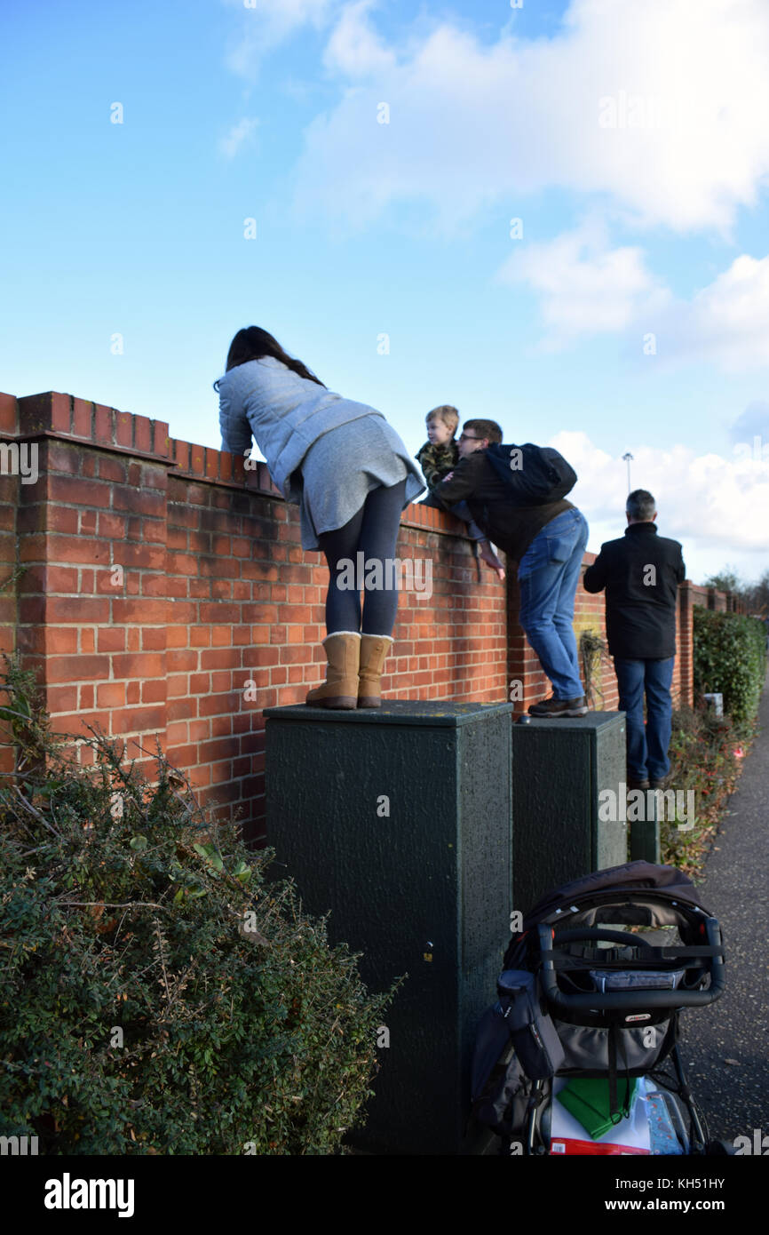 People watching steam train hi-res stock photography and images - Alamy
