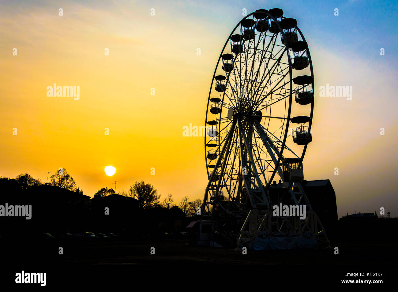 Panoramic ferris wheel with suggestive and colorful sunset Stock Photo ...