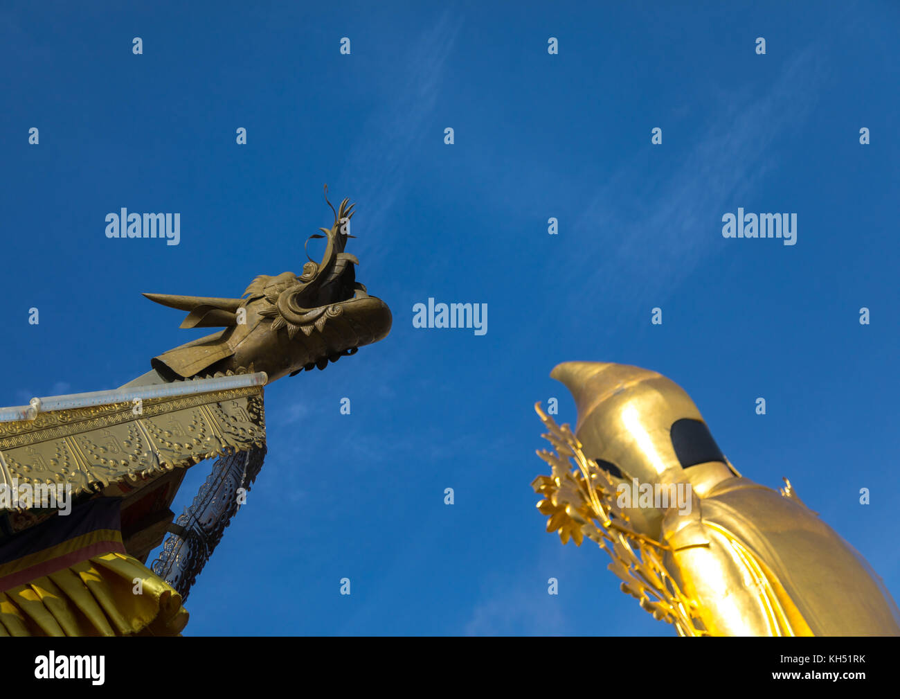 Dragon statue monastery china hi-res stock photography and images - Alamy