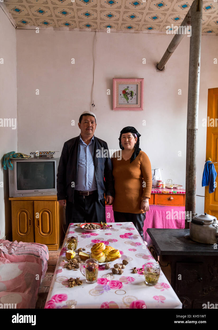 Two people house inside table hi-res stock photography and images - Alamy