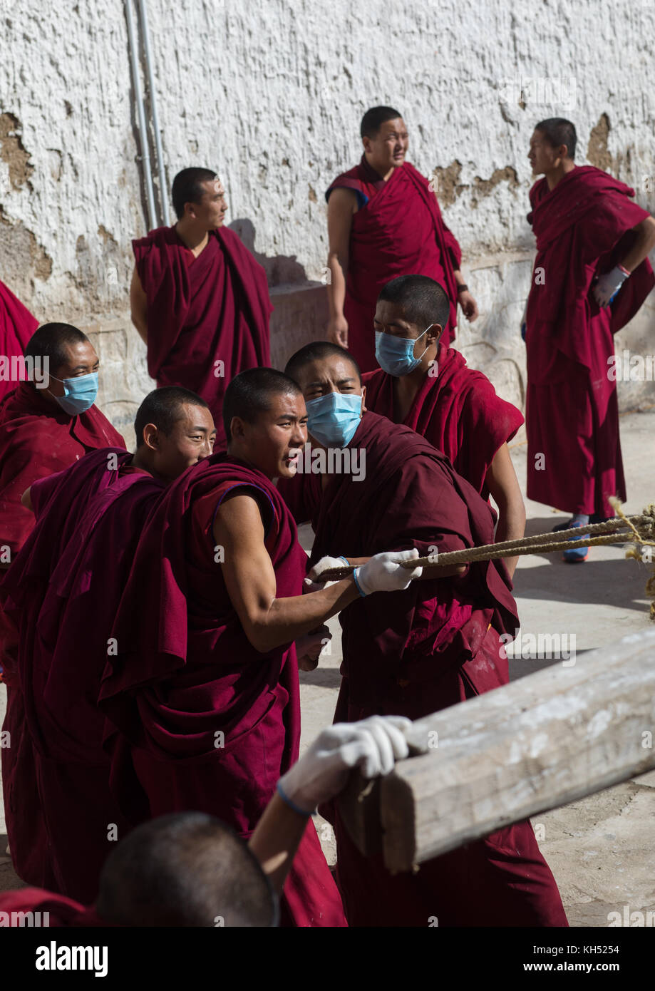 Monks preparaing the painting of a temple in Rongwo monastery, Tongren ...