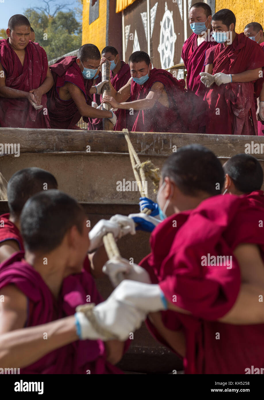 Monks preparaing the painting of a temple in Rongwo monastery, Tongren ...