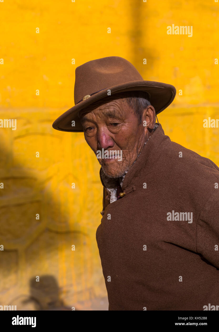 Old tibetan pilgrim man with a hat in Rongwo monastery, Tongren County ...
