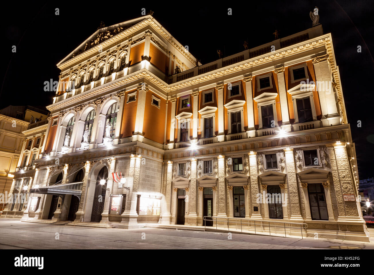 Famous Vienna state opera house at night Stock Photo - Alamy