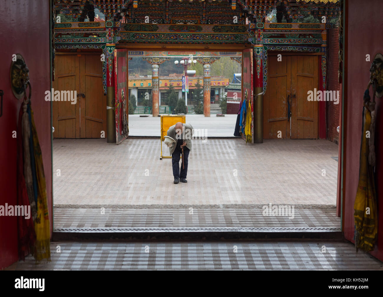 Man bowing hi-res stock photography and images - Alamy