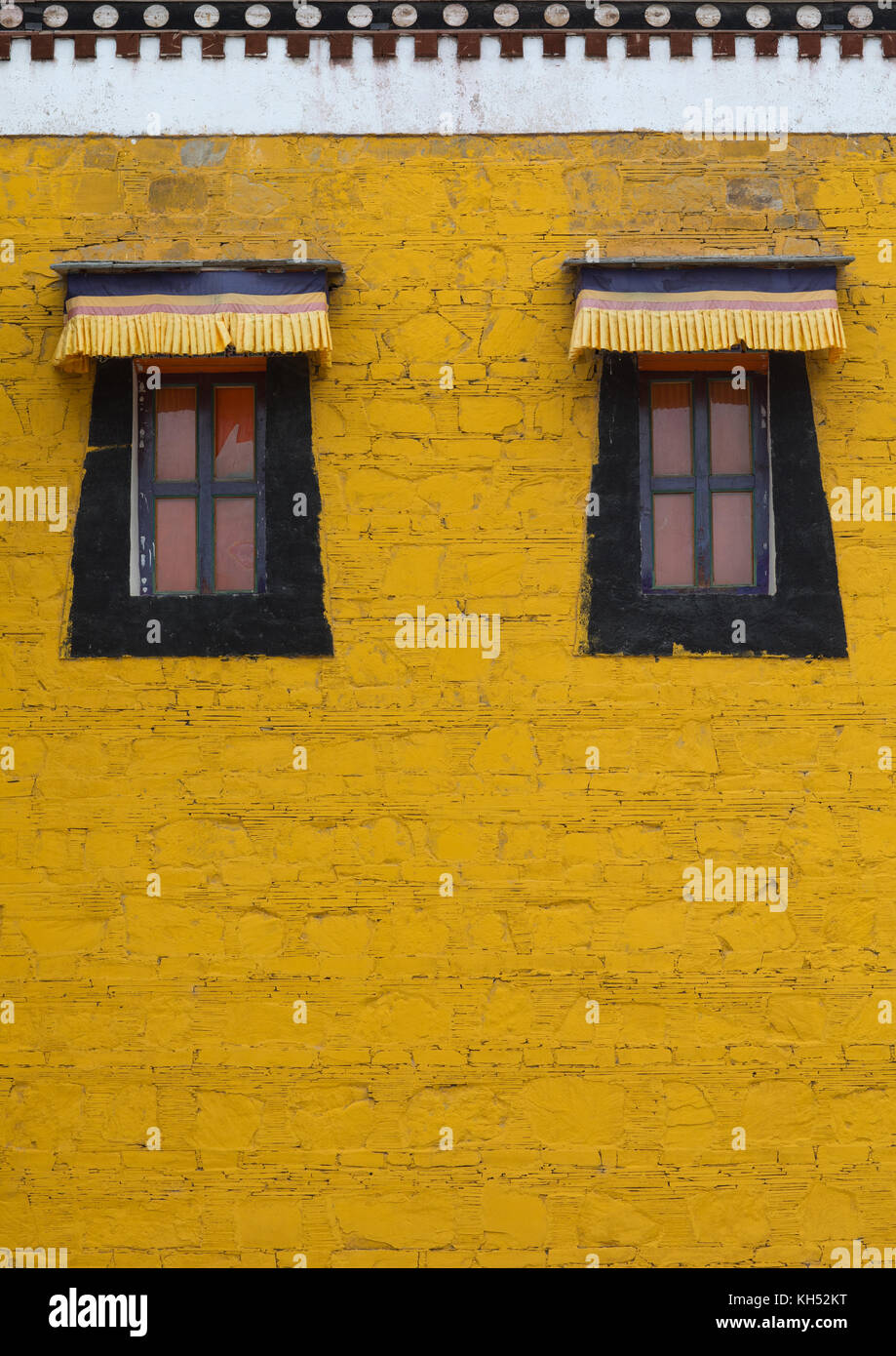 Traditional tibetan windows hi-res stock photography and images - Alamy