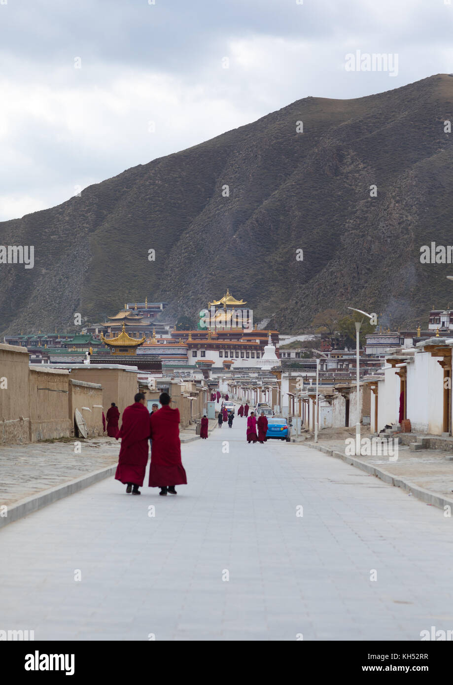Tibetan monks walking in the streets of Labrang monastery, Gansu ...