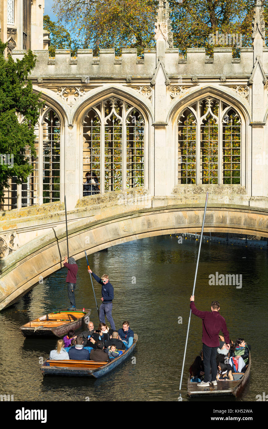 Punting under the Bridge of Sighs at St Johns College, Cambridge ...