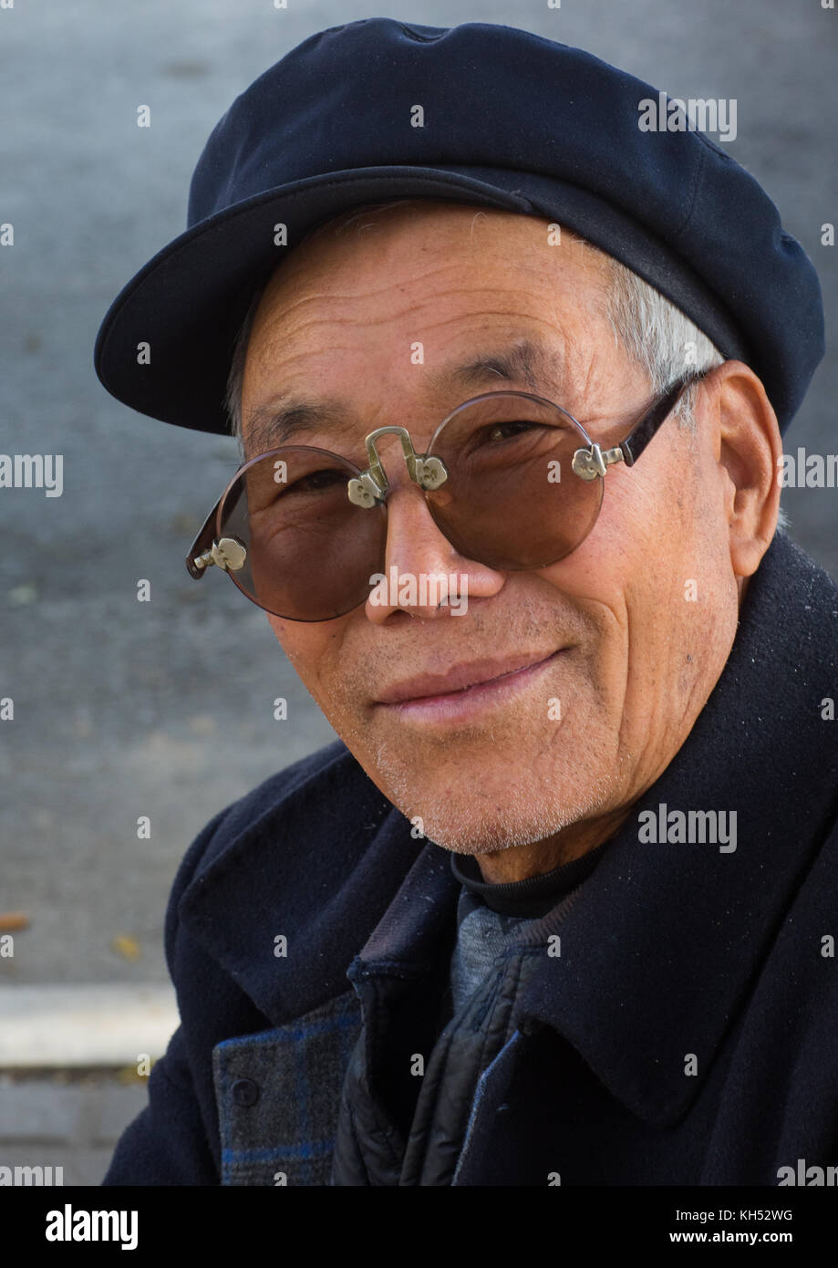 Old man with cap and sunglasses hi-res stock photography and images - Alamy