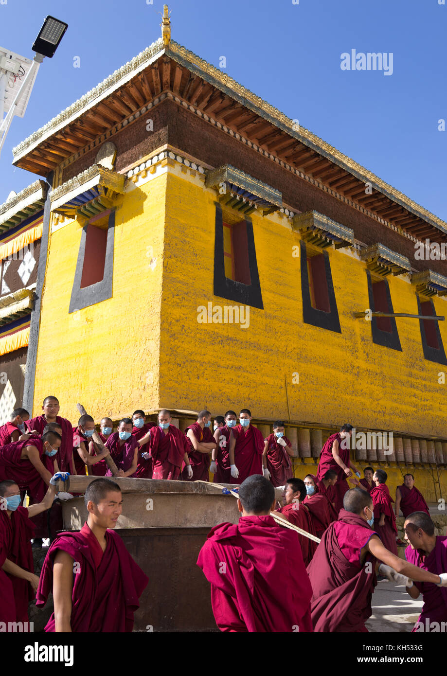 Monks preparaing the painting of a temple in Rongwo monastery, Tongren ...
