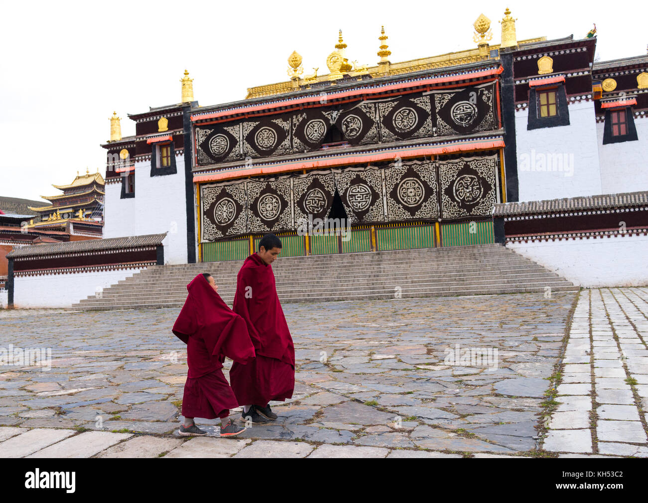 Young tibetan monks walking in the Hezuo monastery, Gansu province ...