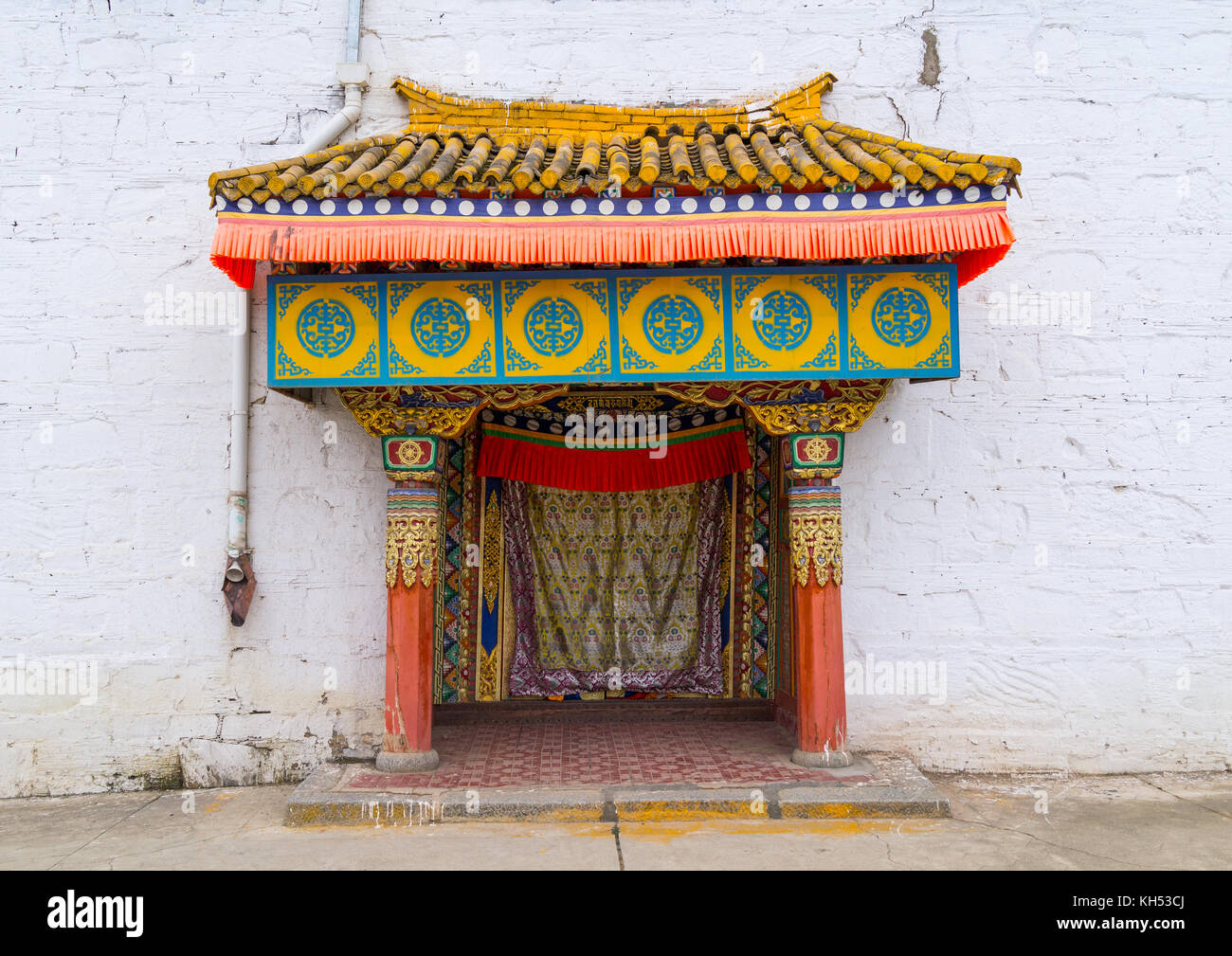 Ornate tibetan doorway of a temple in Hezuo monastery, Gansu province ...