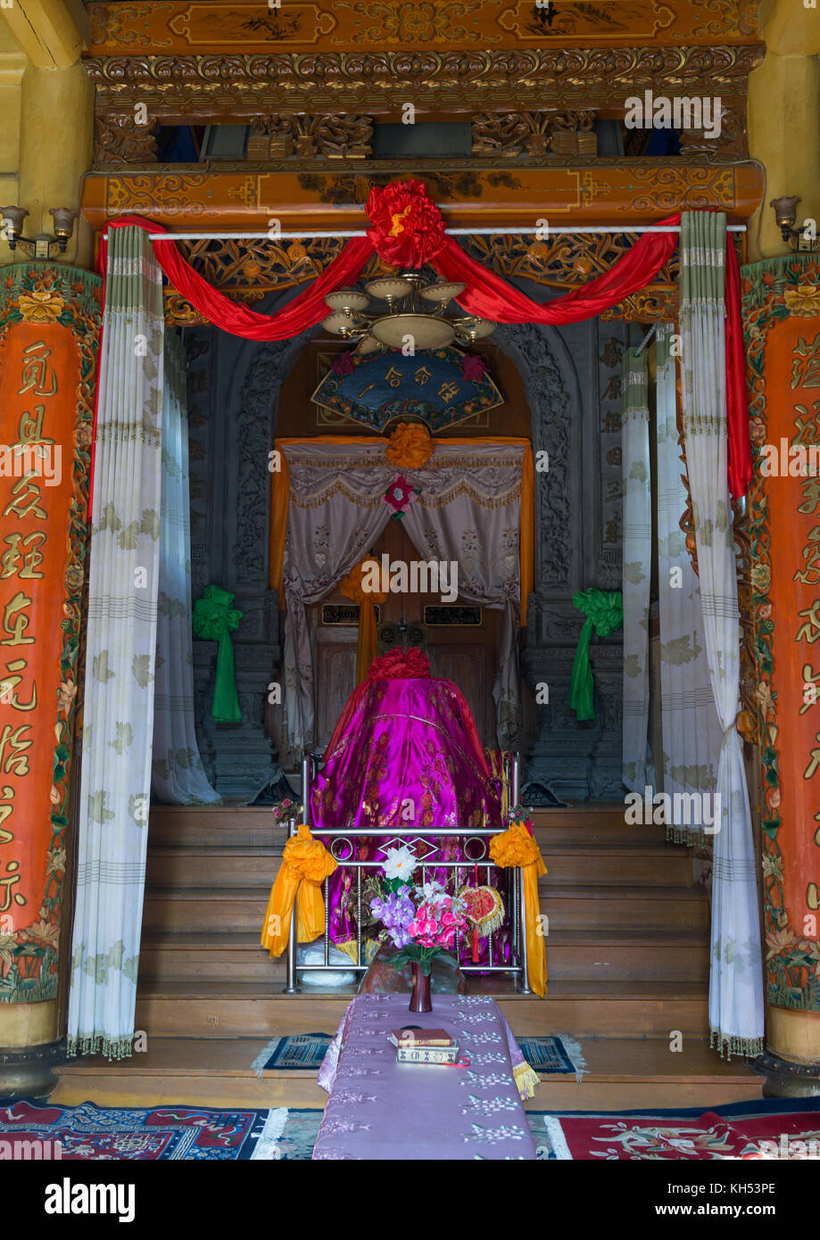 Grave of a sufi holy man in Yu Baba Gongbei islamic shrine complex ...