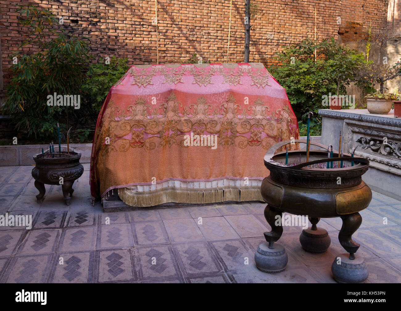 Grave of a sufi holy man in Yu Baba Gongbei islamic shrine complex ...