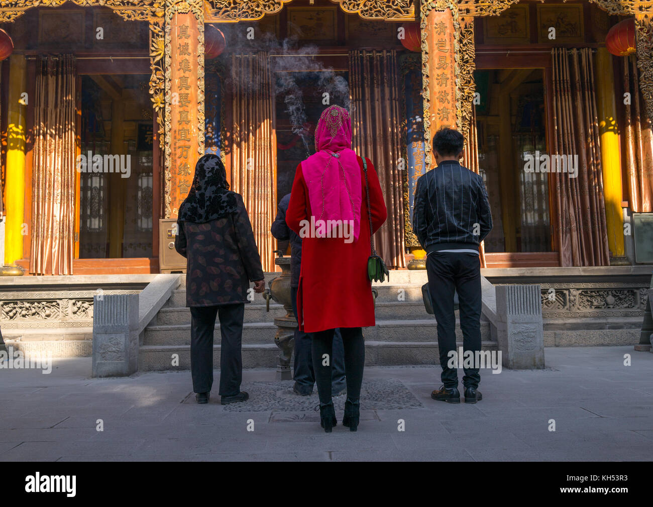 Hui muslim people praying in Yu Baba Gongbei shrine, Gansu province ...