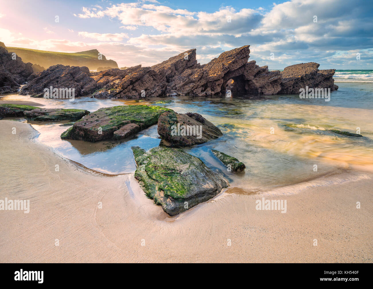 incoming tide newquay cornwall Stock Photo - Alamy