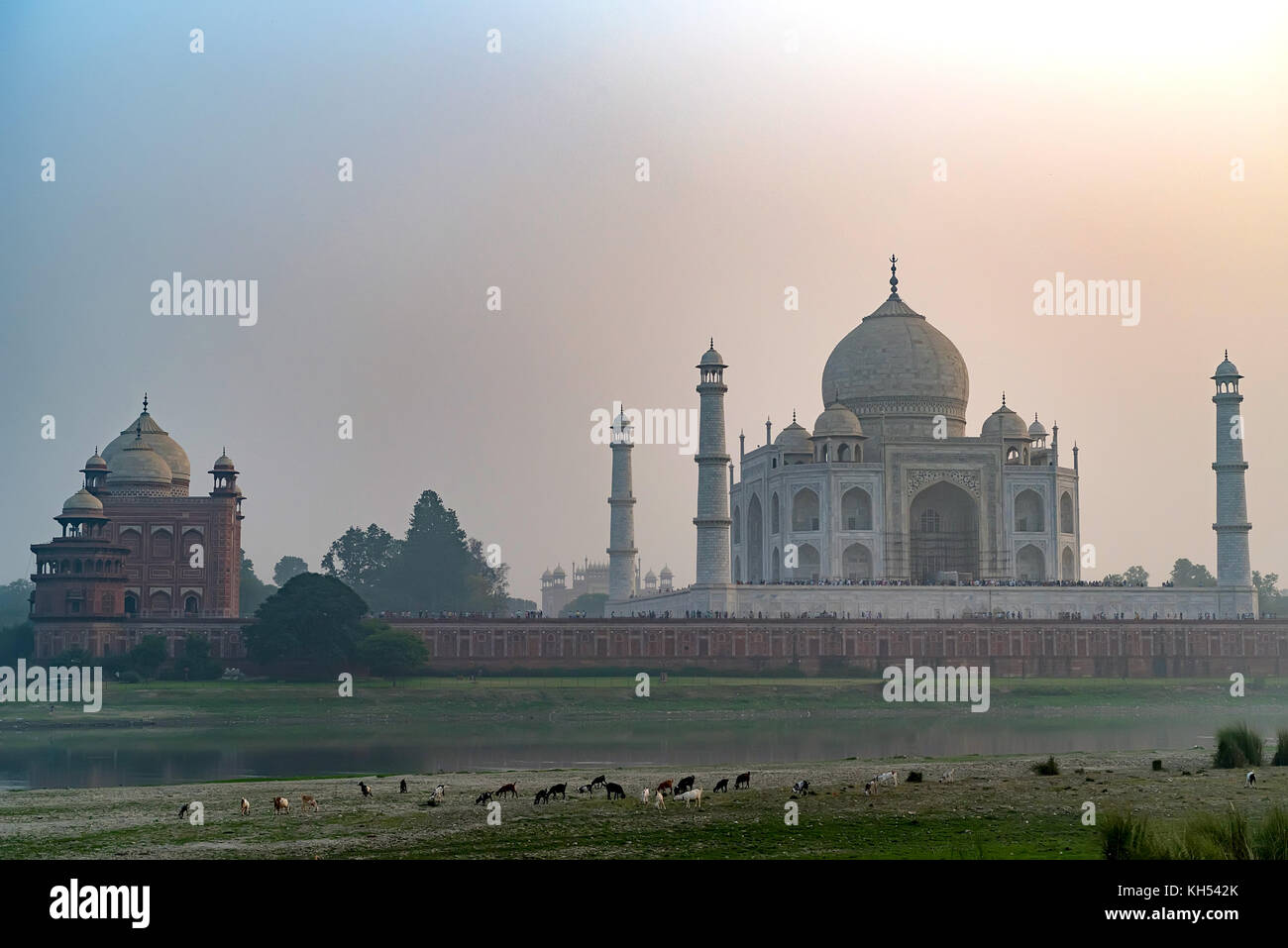 Taj Mahal scenic sunset view in Agra, India Stock Photo - Alamy