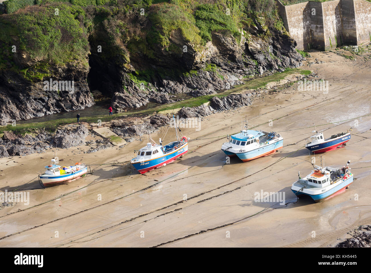 Beached fishing boats hi-res stock photography and images - Alamy
