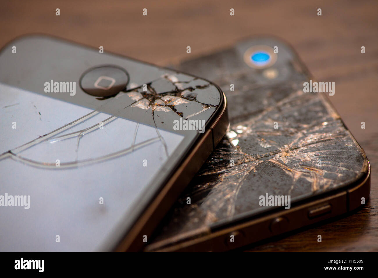 Iphone broken screen hi-res stock photography and images - Alamy