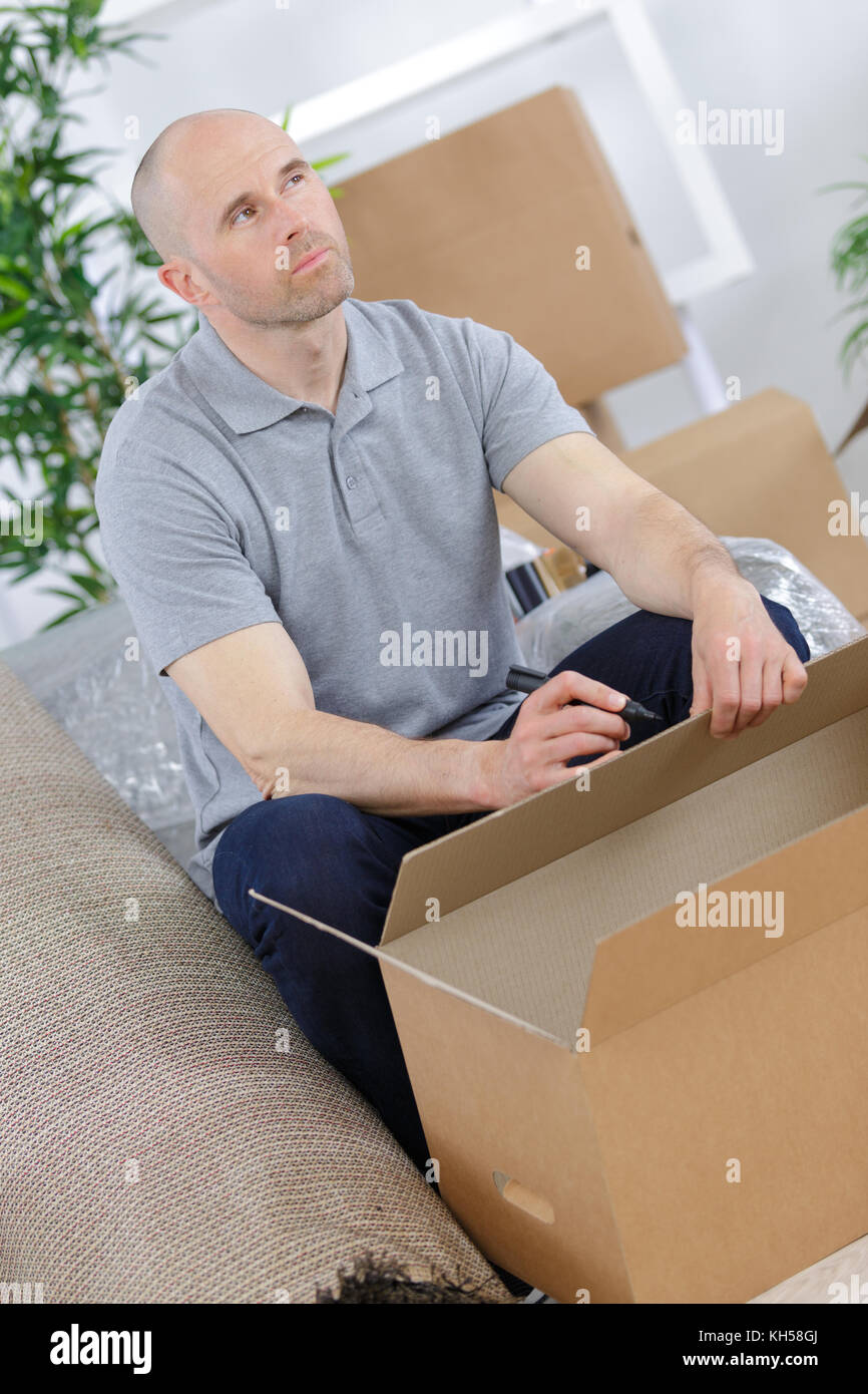 man packing boxes Stock Photo - Alamy