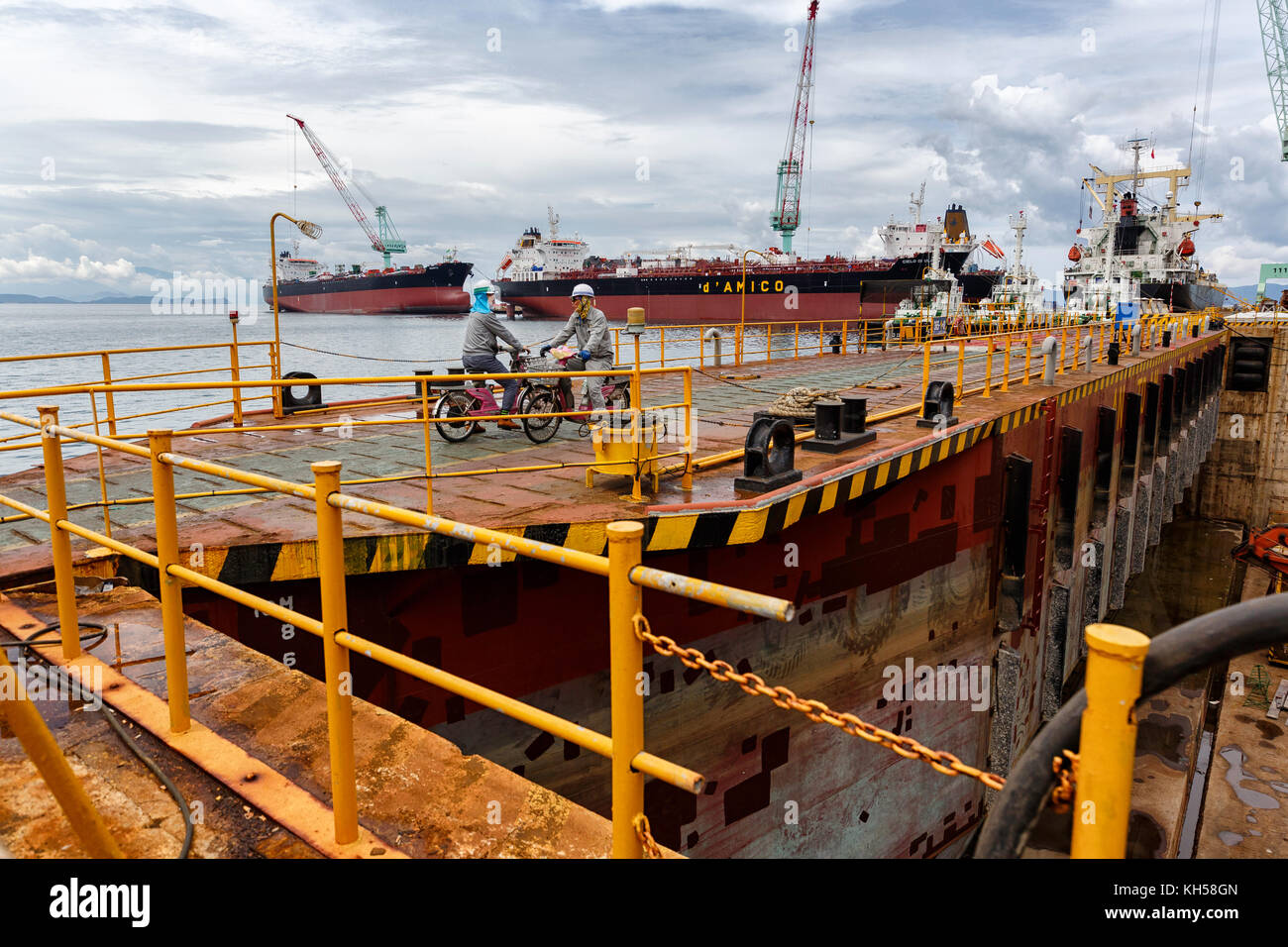 Dry dock gate hi-res stock photography and images - Alamy