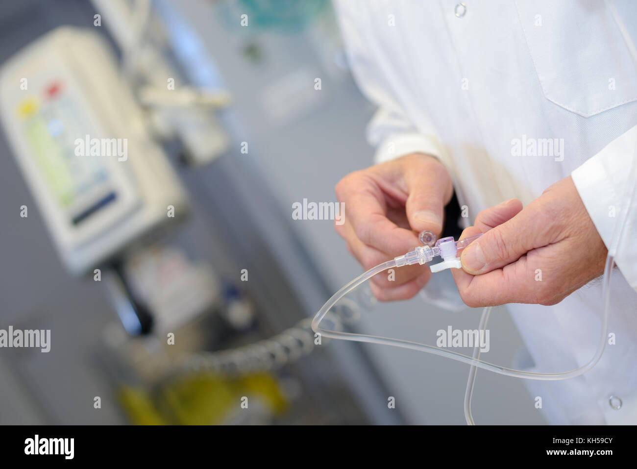 doctor preparing iv Stock Photo - Alamy