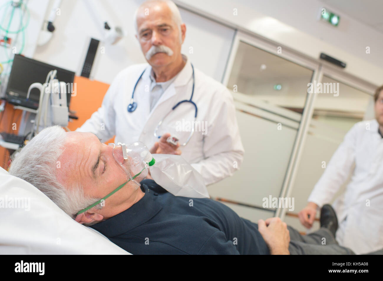 doctor applying oxygen mask on senior patient Stock Photo - Alamy