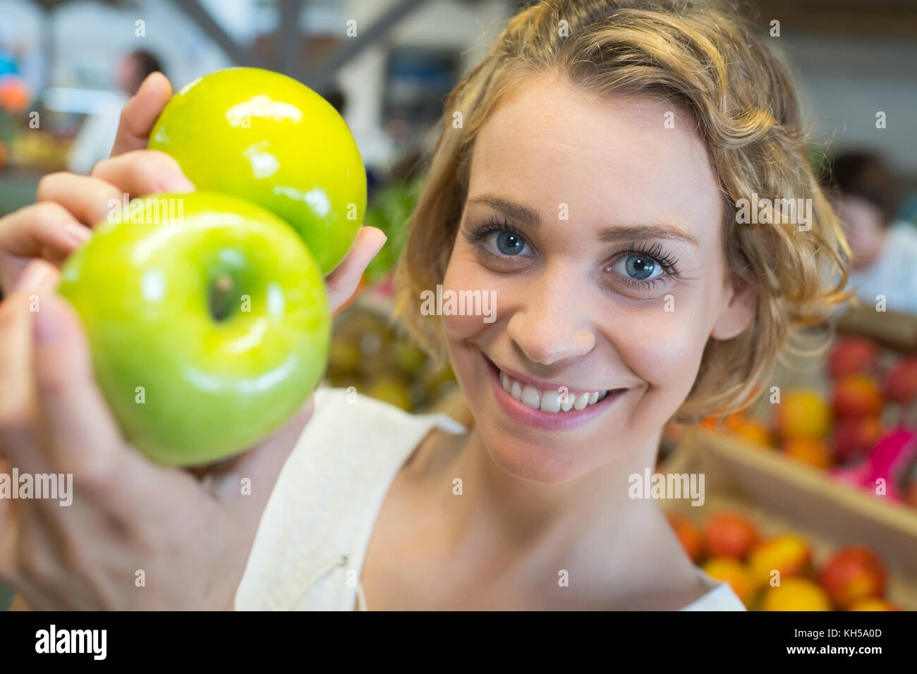 Woman holding whole apples hi-res stock photography and images - Alamy