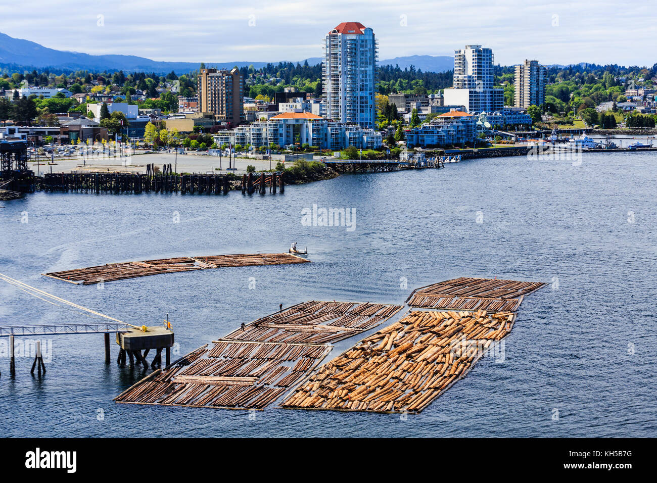 Floating logs down river hi-res stock photography and images - Alamy