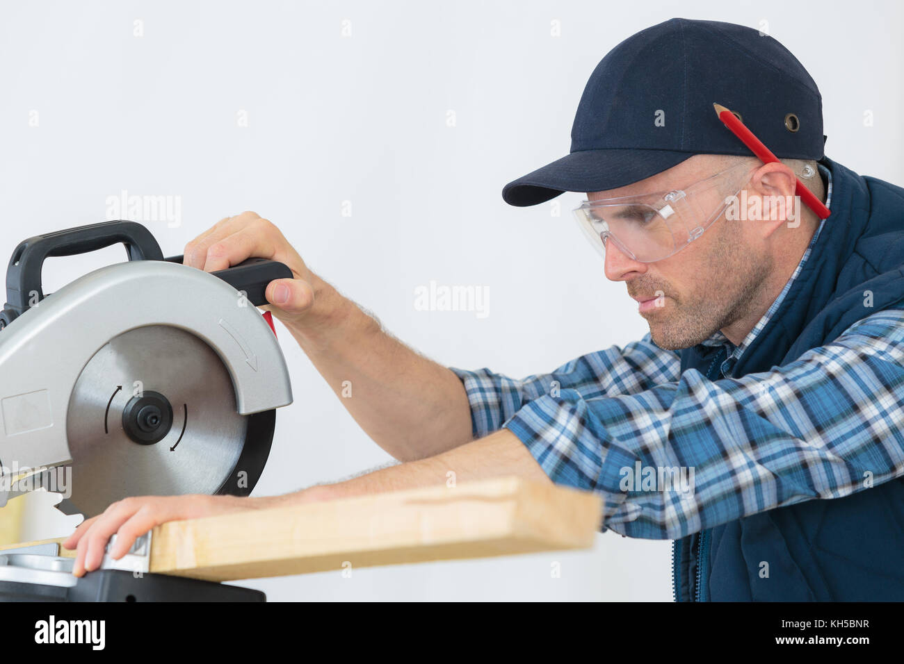man cutting wood with circular saw Stock Photo - Alamy