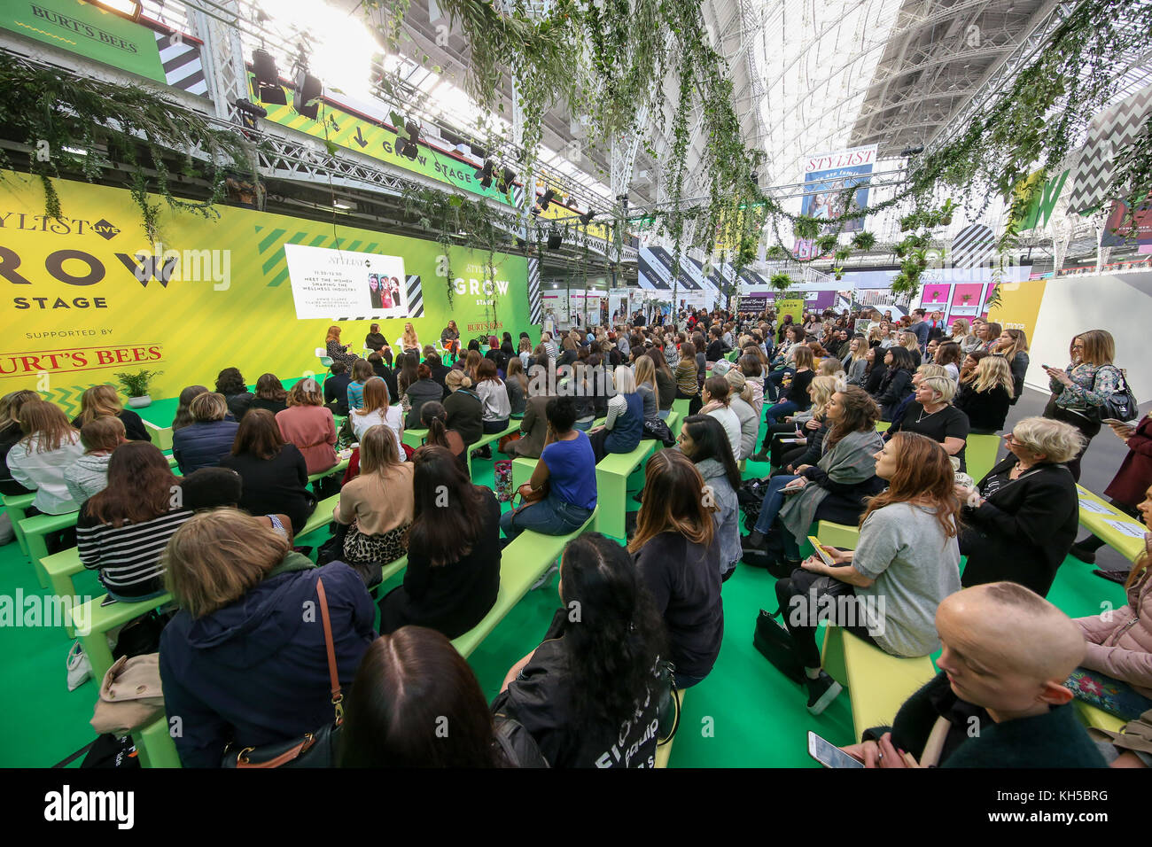 Networking event london champagne hi-res stock photography and images ...