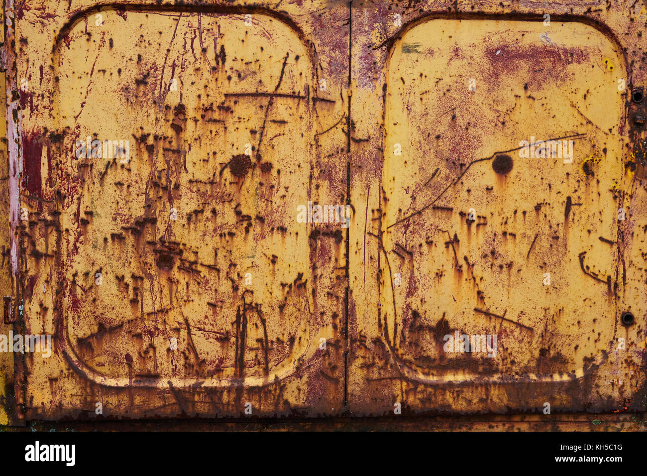 metallic yellow rusty door Stock Photo - Alamy