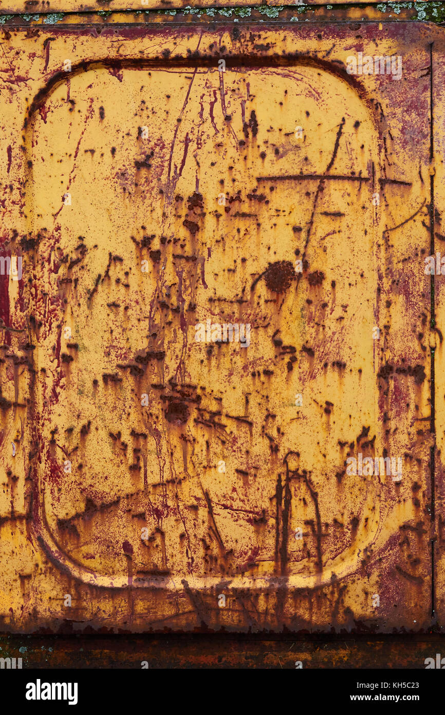 metallic yellow rusty door Stock Photo - Alamy