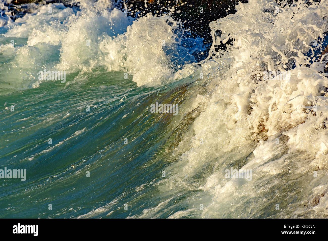 Shoreline wave crash sea water hi-res stock photography and images - Alamy