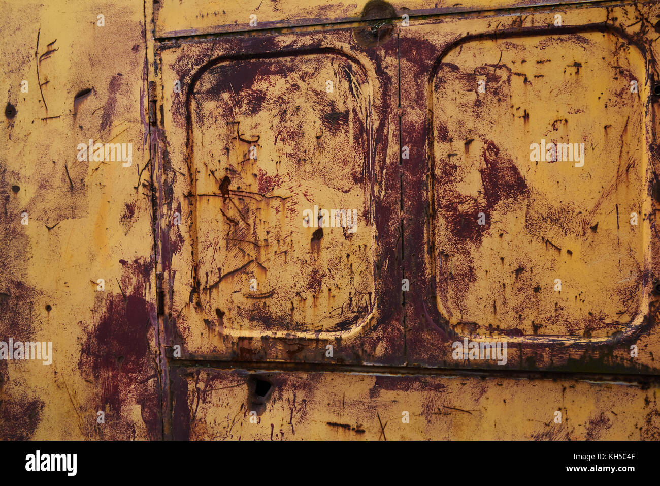 metallic yellow rusty door Stock Photo - Alamy