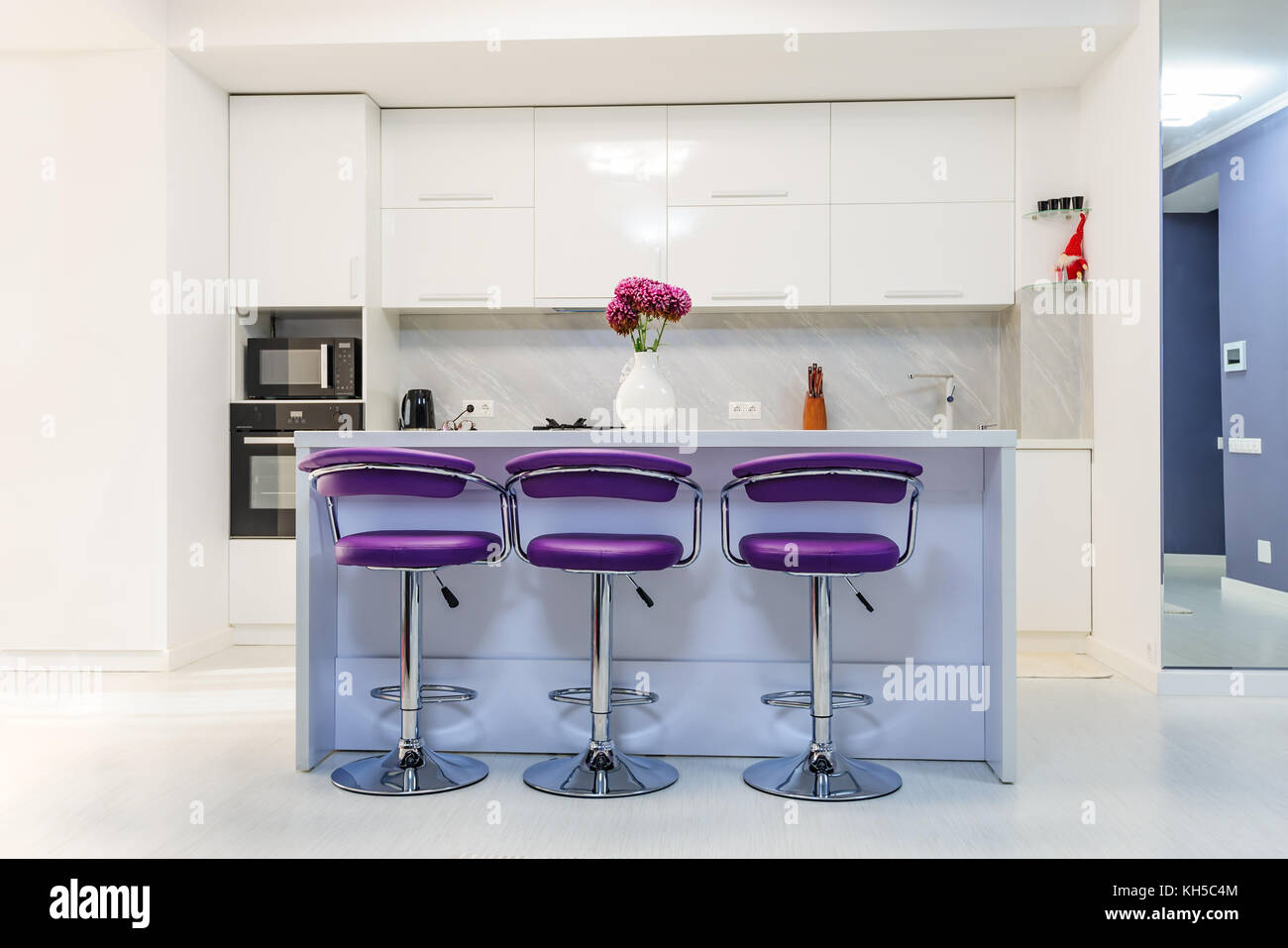 white dining table in modern kitchen Stock Photo - Alamy