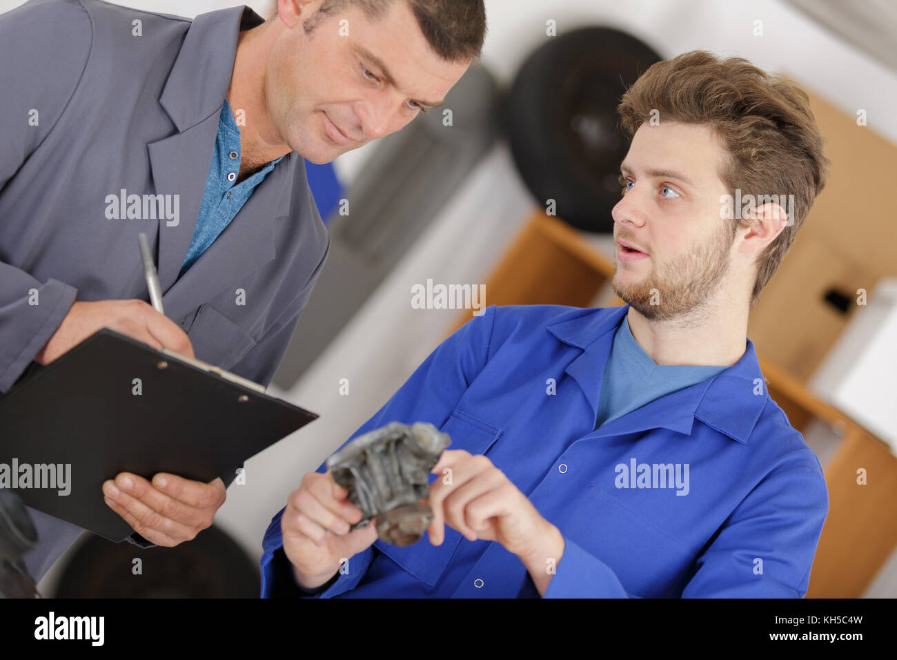teacher giving lesson to apprentices Stock Photo - Alamy