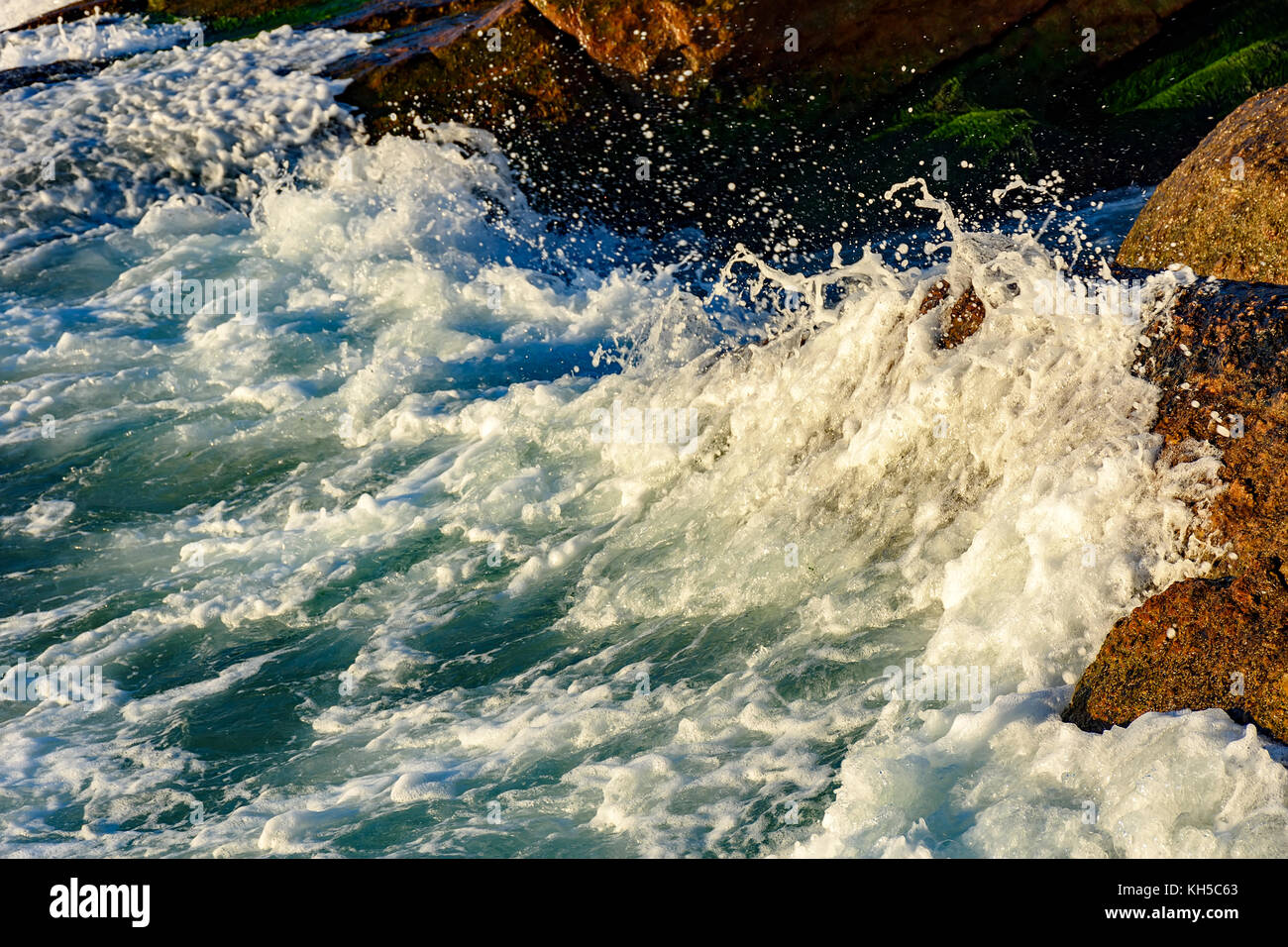 Shoreline wave crash sea water hi-res stock photography and images - Alamy