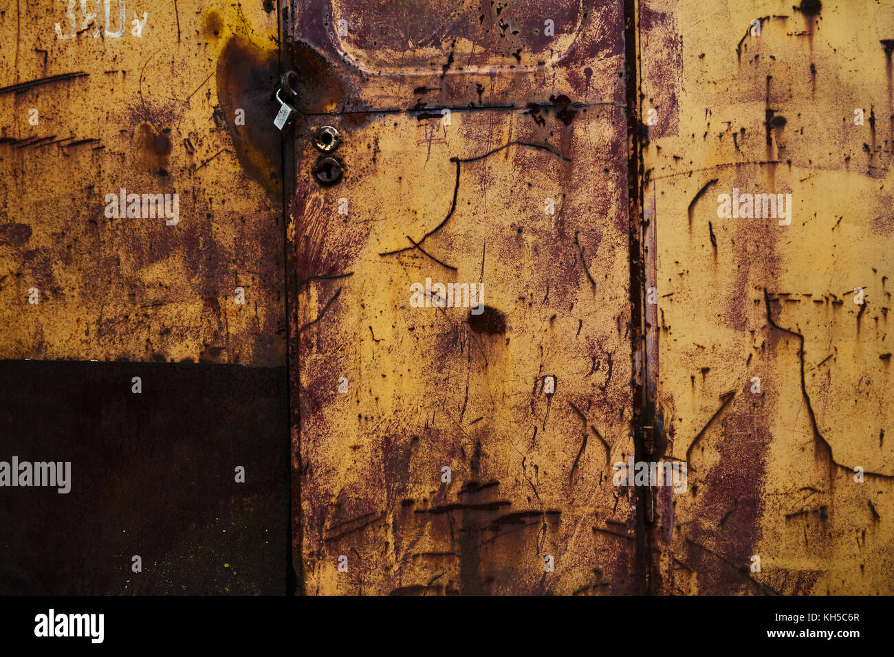 metallic yellow rusty door Stock Photo - Alamy