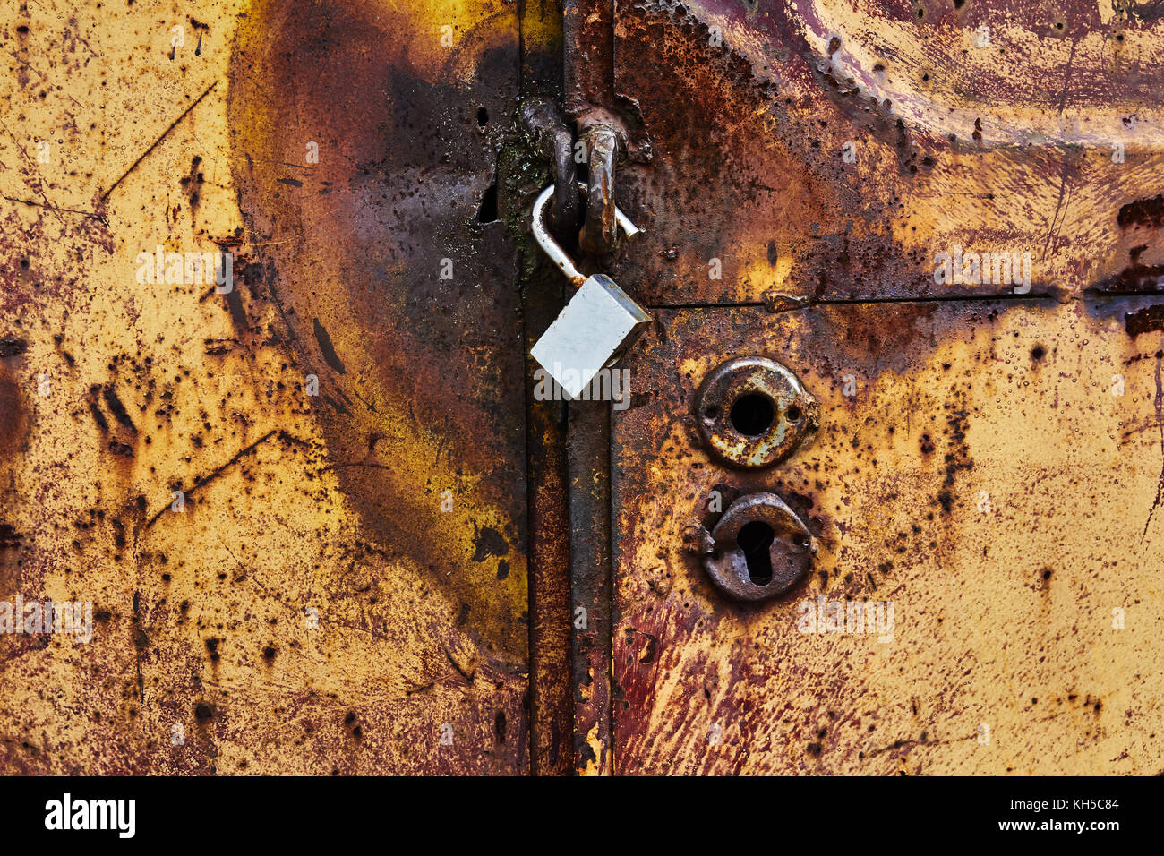 metallic yellow rusty door Stock Photo - Alamy
