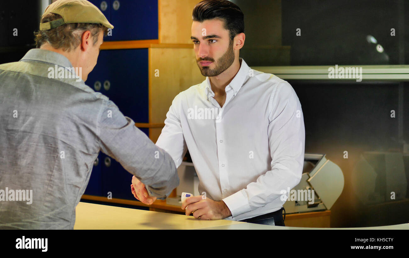 Men shaking hands Stock Photo - Alamy