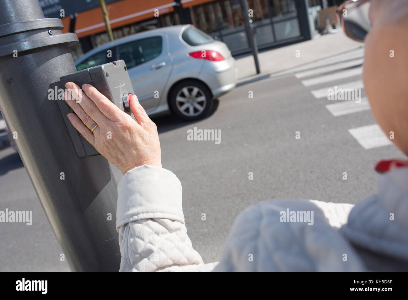 lady hand pushing button to cross the road Stock Photo - Alamy