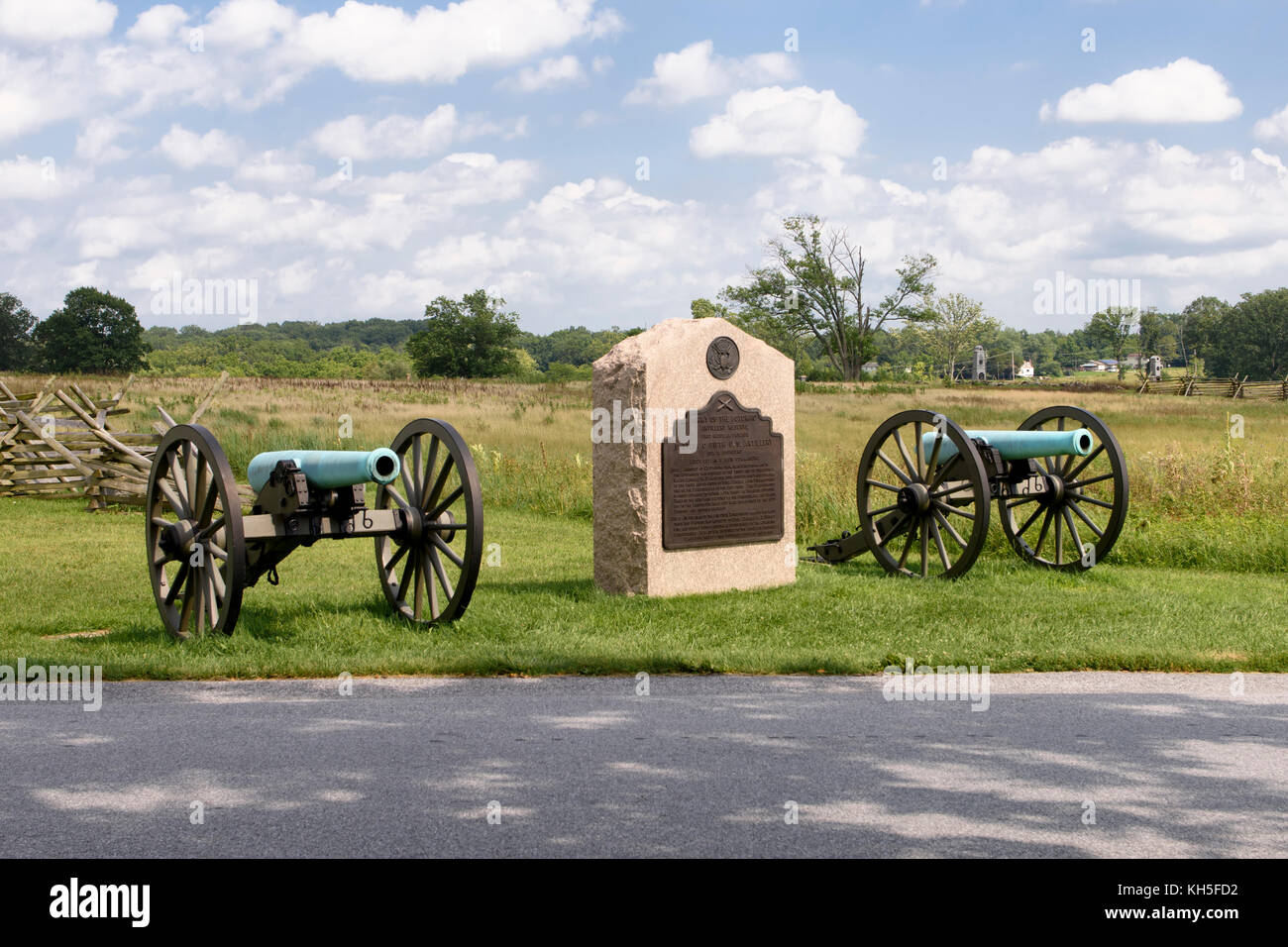Cannons stand in memorial of the Battle of Gettysburg, Gettysburg ...