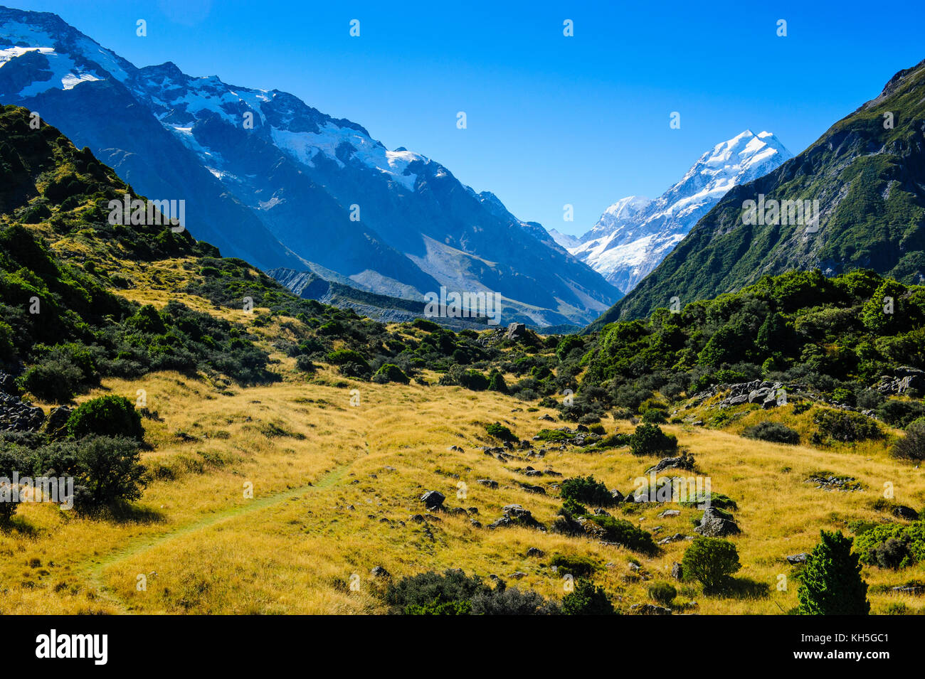 Mount cook highest mountain in the mount cook national park hi-res ...