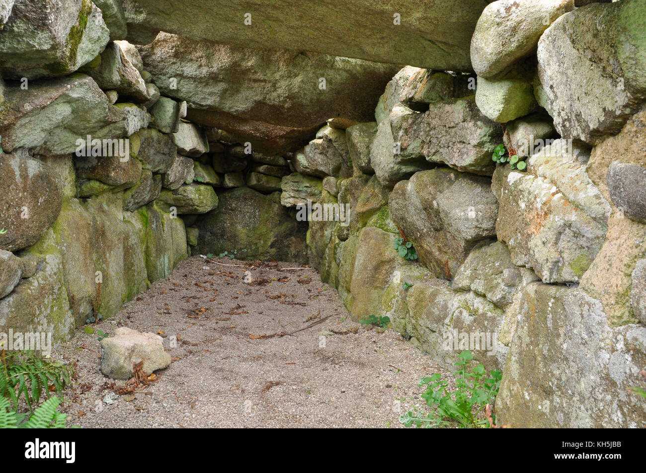 A look inside Bants Carn, Bronze Age tomb a late neolithic entrance ...