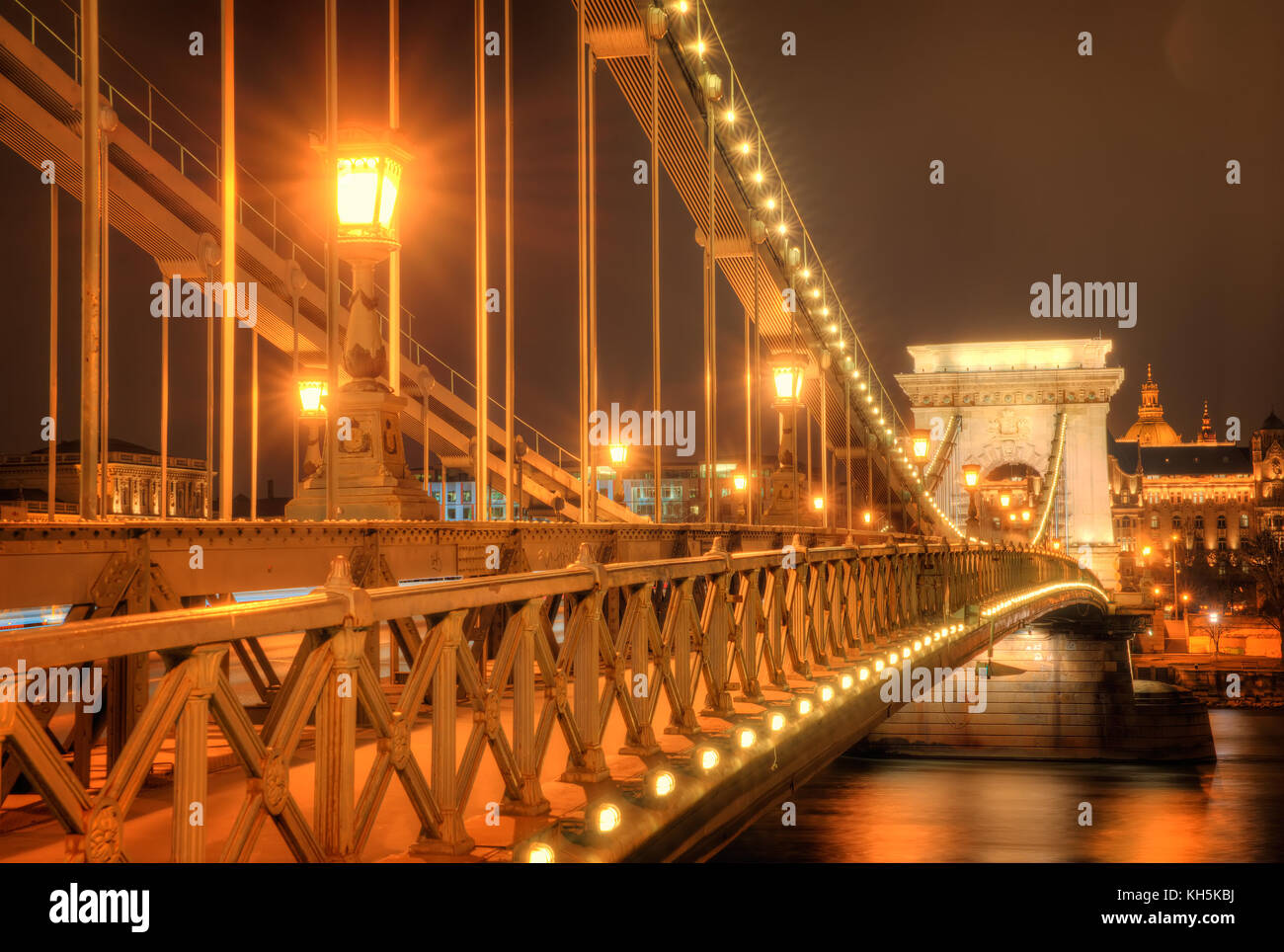 Chain bridge street lamp hi-res stock photography and images - Alamy