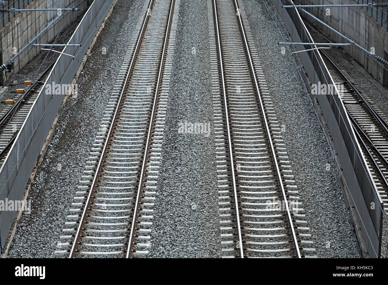 Merging Railway Tracks Stock Photo - Alamy