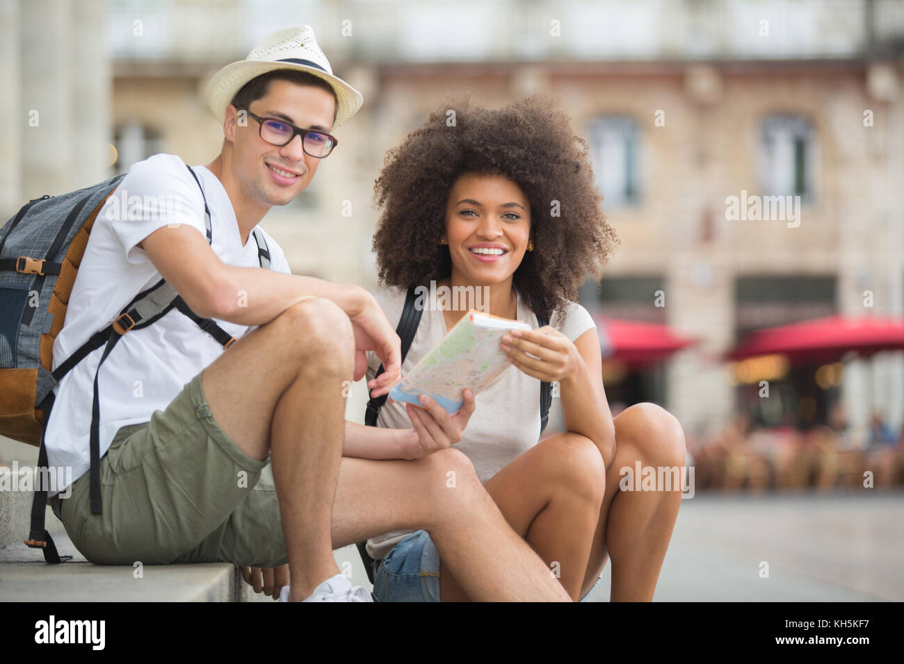 happy tourists with map sightseeing city Stock Photo - Alamy