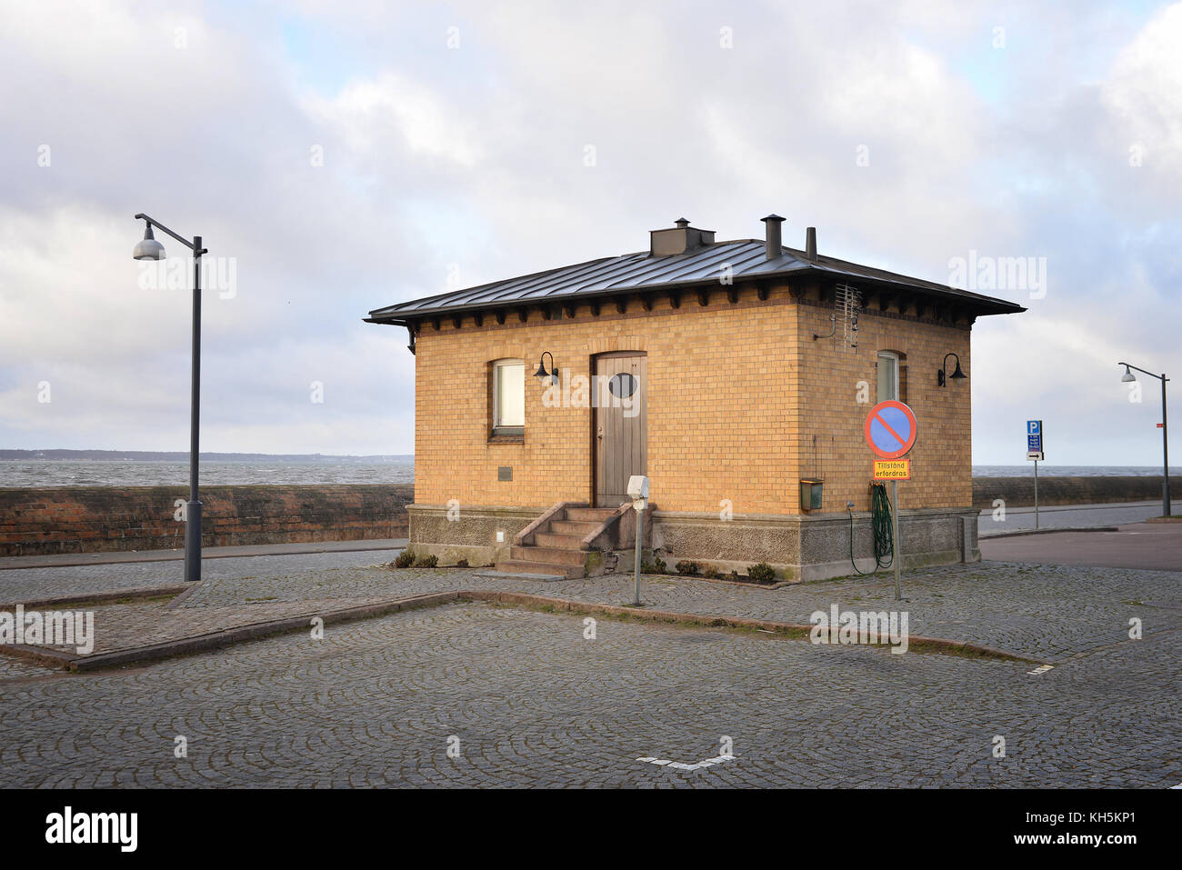 Pavement house entrance hi-res stock photography and images - Alamy