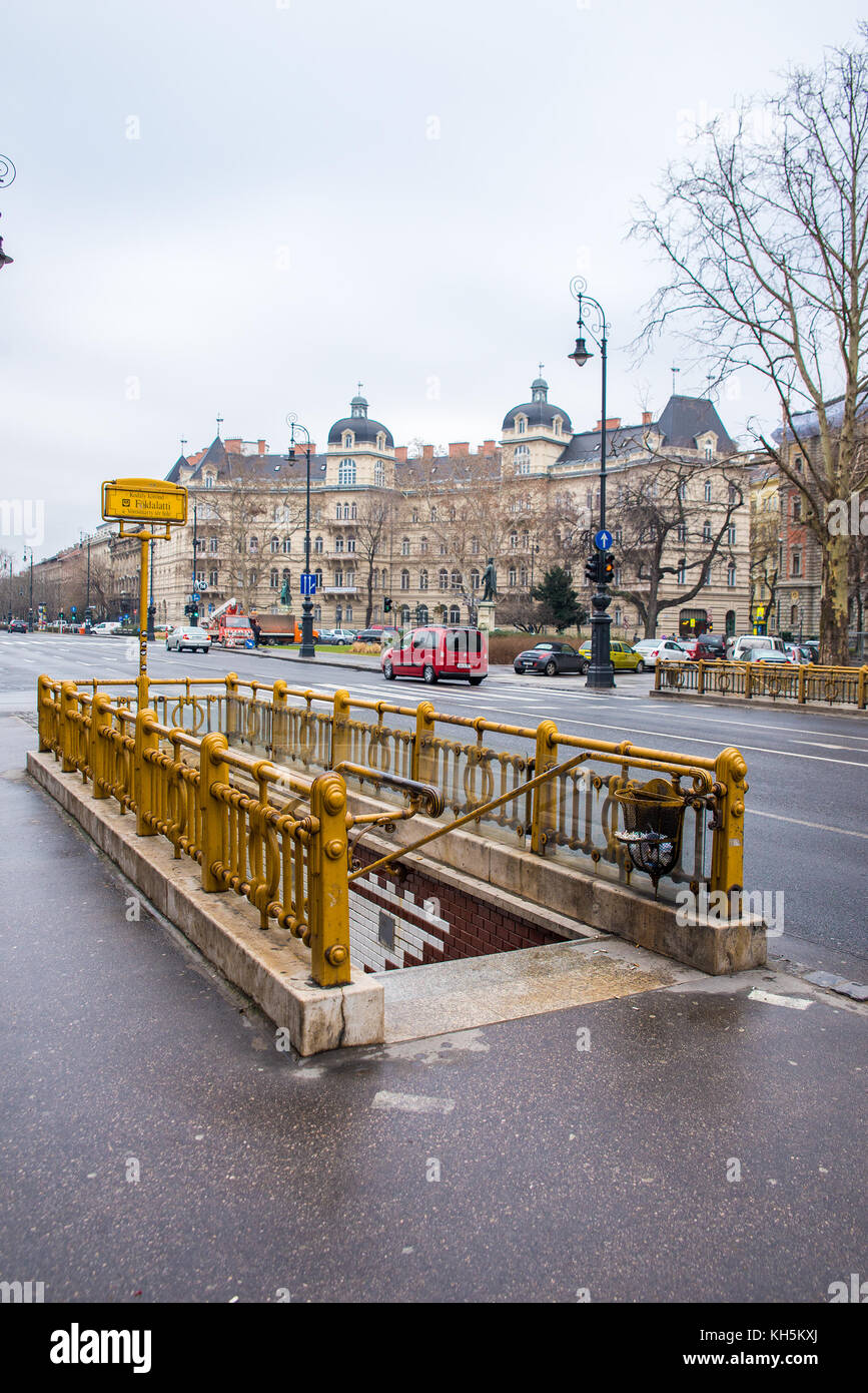 Budapest underground station hi-res stock photography and images - Alamy